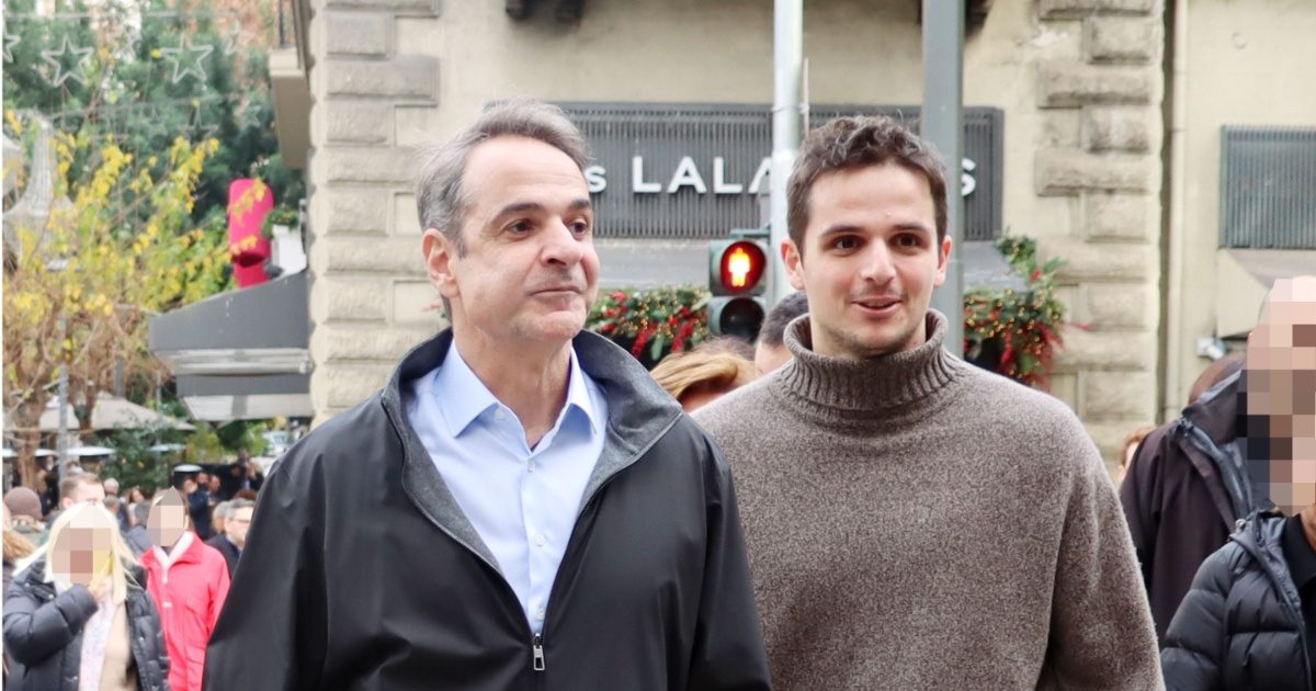 Κυριάκος Μητσοτάκης: Στο κέντρο της Αθήνας με τον γιο του, Κωνσταντίνο ...