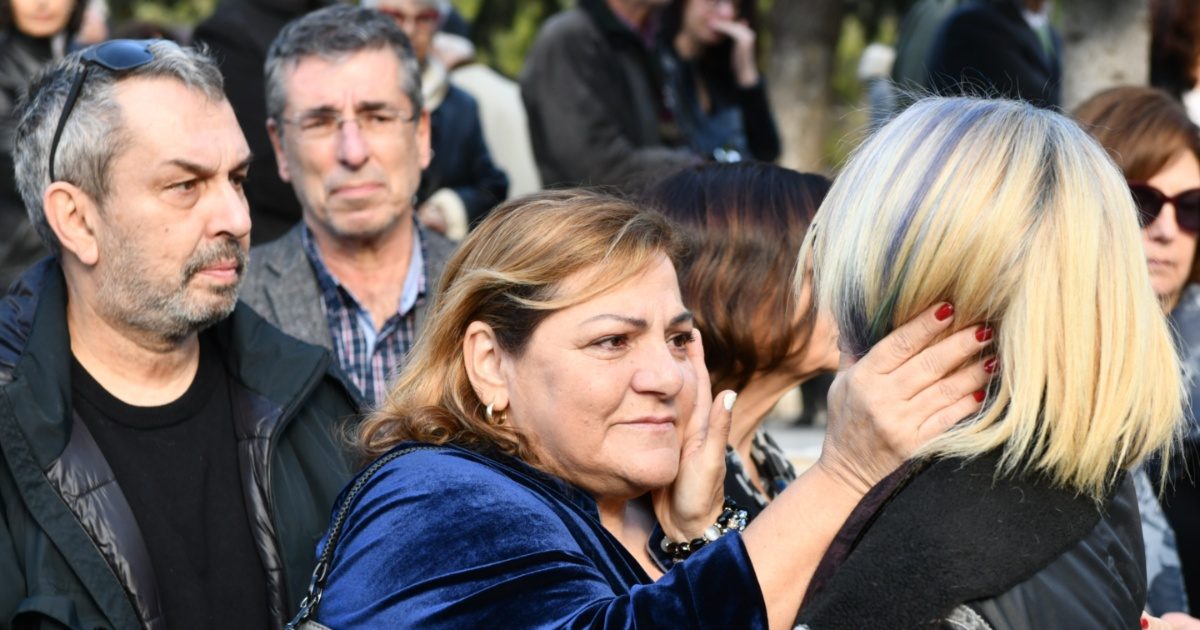 Κηδεία Κώστα Γεωργουσόπουλου: Βουρκωμένη η Βίκυ Σταυροπούλου στο ...