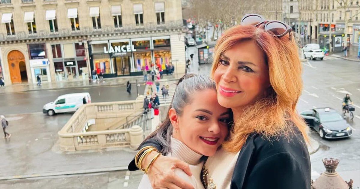 Μιμή Ντενίση: Ποζάρει αγκαλιά με την κόρη της, Μαριτίνα και στέλνει ένα ...