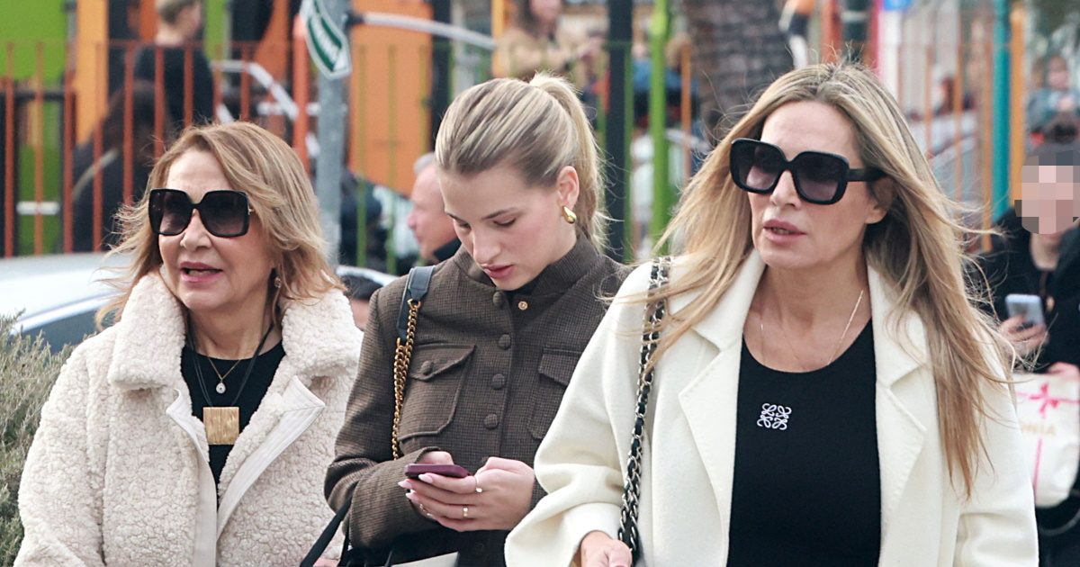 Ελένη Πετρουλάκη: Χαλαρή βόλτα στην Γλυφάδα με την κόρη και την μητέρα ...