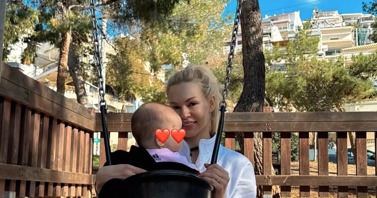 Βίκυ Κάβουρα: Η κυριακάτικη βόλτα στην παιδική χαρά με την επτά μηνών ...