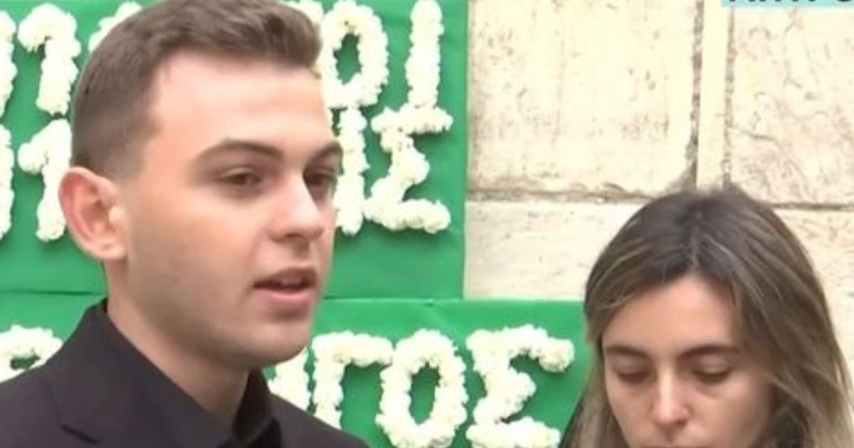 Μίμης Δομάζος: Συγκινημένα τα εγγόνια του «στρατηγού» στο τελευταίο ...