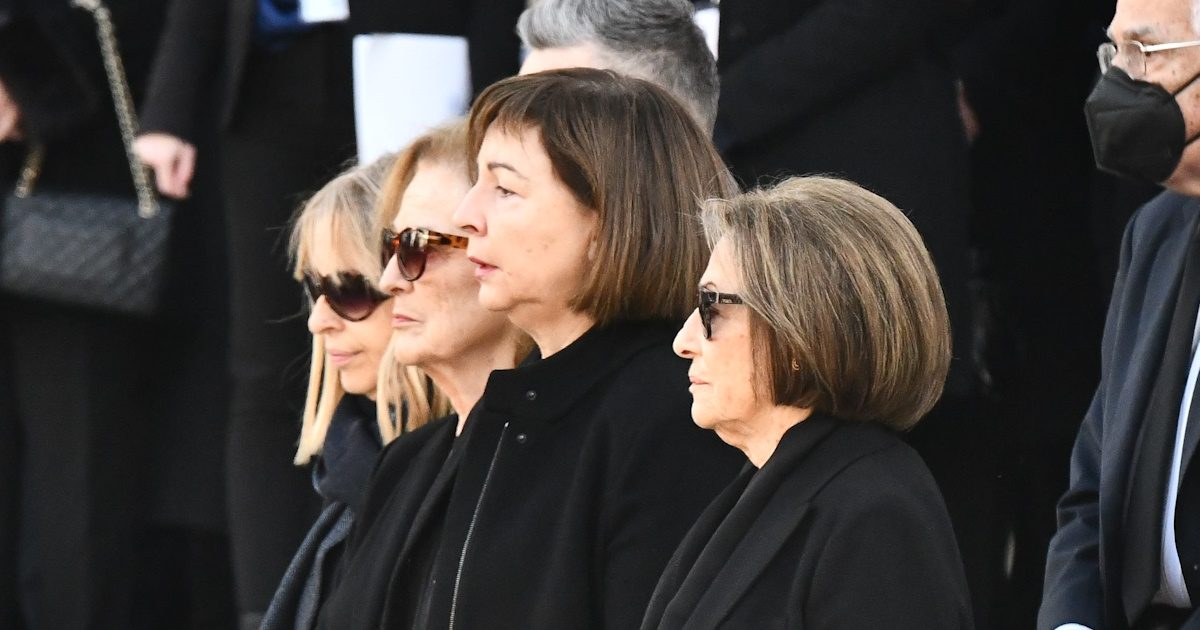 Κηδεία Κώστα Σημίτη: Συγκινημένη η Δάφνη Σημίτη στη Μητρόπολη Αθηνών ...