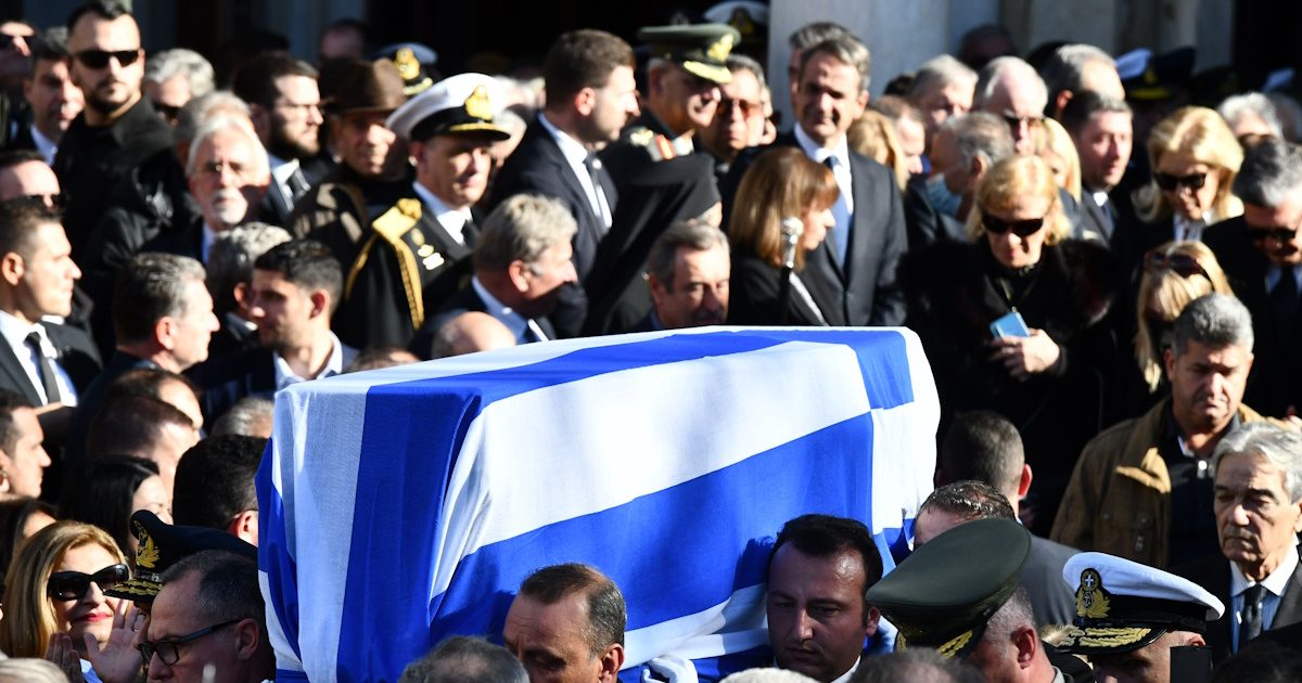 Κηδεία Κώστα Σημίτη: Πλήθος κόσμου στο τελευταίο «αντίο» στον πρώην ...