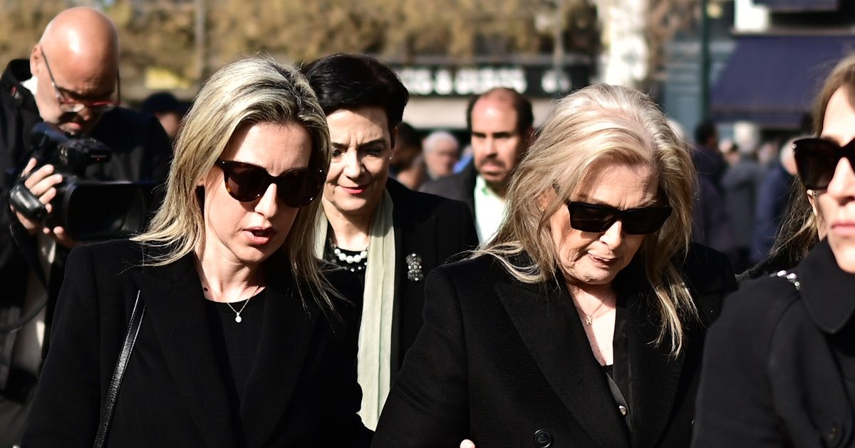 Κηδεία Μίμη Δομάζου: Συγκινημένες η σύζυγός του, Ηώ Θεοδώρου με την ...