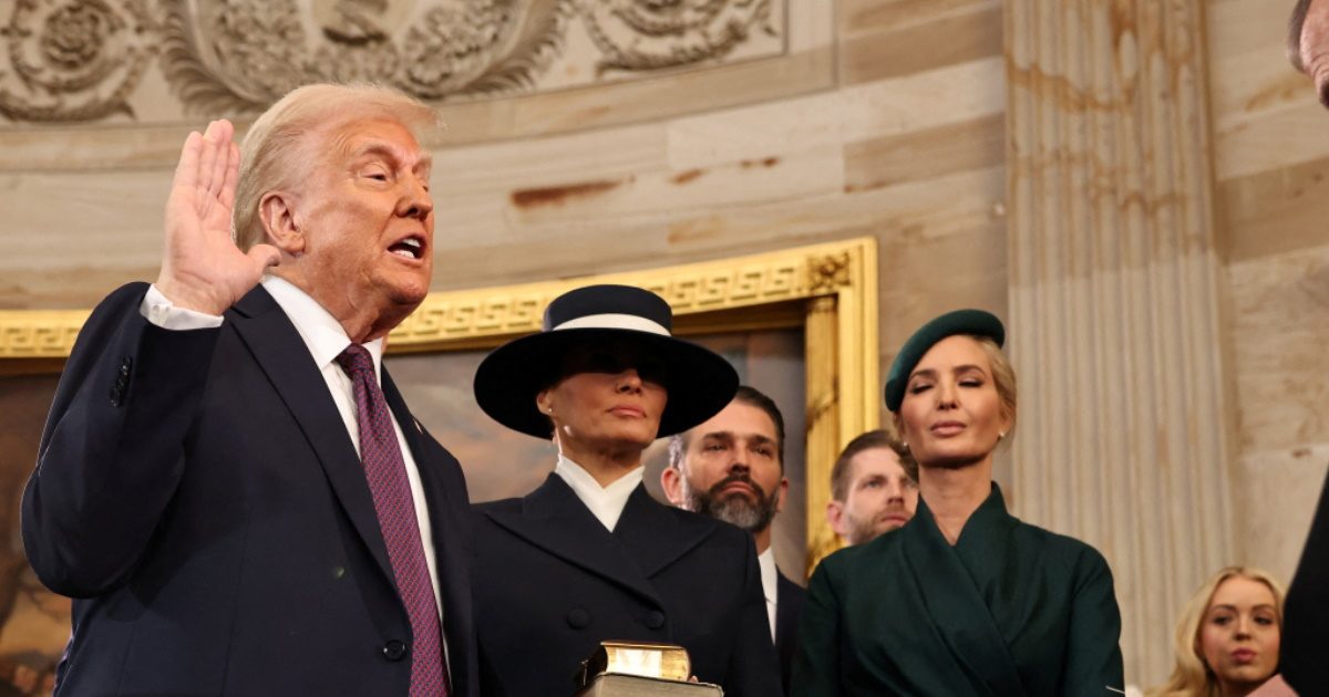 Ντόναλντ Τραμπ: Ορκίστηκε 47ος Πρόεδρος των ΗΠΑ - Αγκαλιές και φιλιά με ...