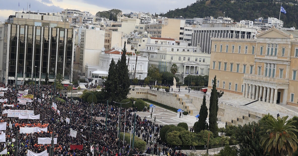 Τέμπη: Εικόνες από το μεγάλο συλλαλητήριο για την τραγωδία - Λαοθάλασσα ...