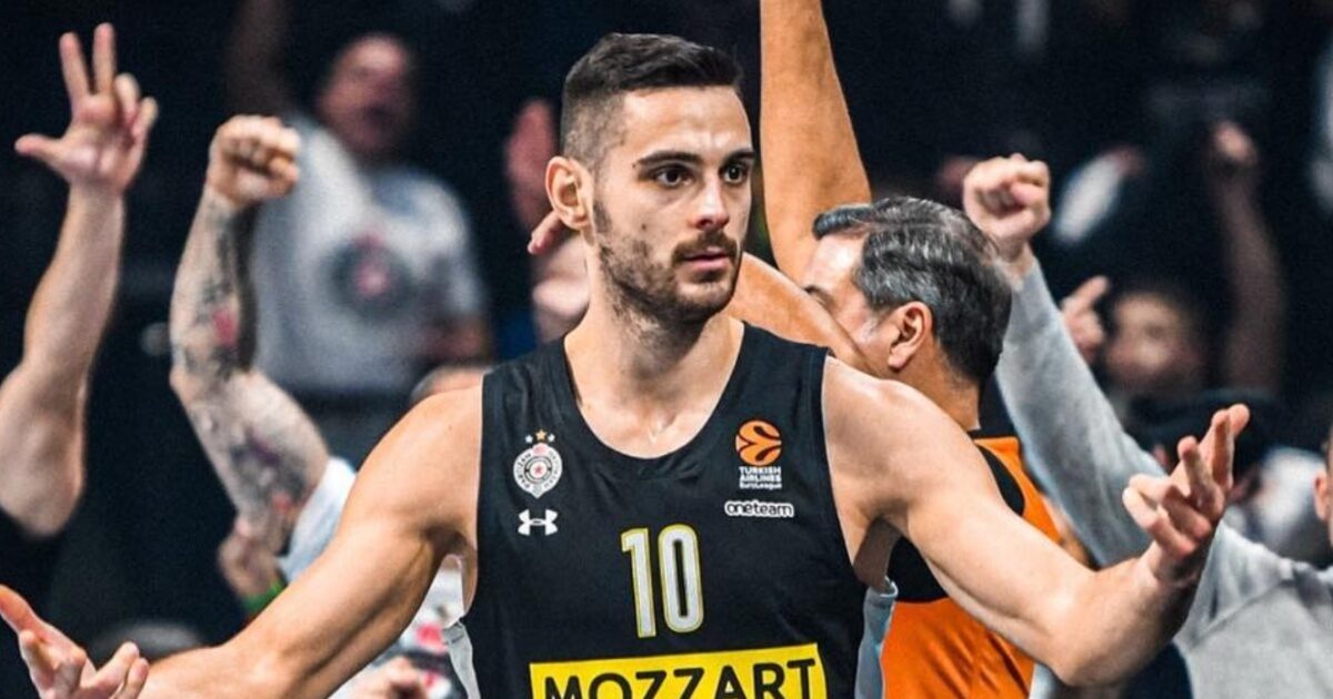 Ιωάννης Παπαπέτρου: Οι ευχές της κούκλας συντρόφου του για τα γενέθλιά του