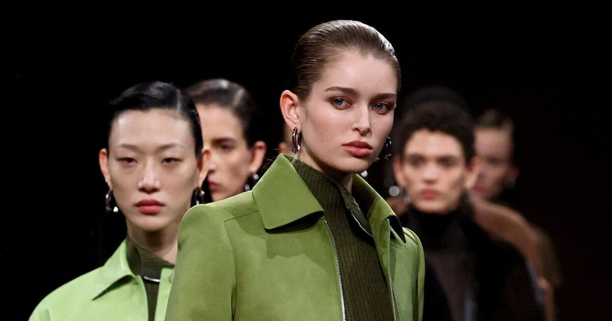 Hermes: Smoky eye σε καφέ αποχρώσεις και sleek χτενίσματα που είναι το ...