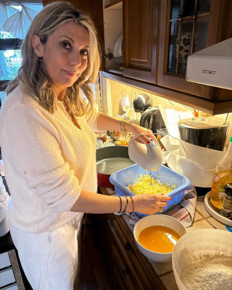 Άννα Καραμανλή: Ποια είναι η Υφυπουργός Τουρισμού - Ο αθλητισμός, η ...