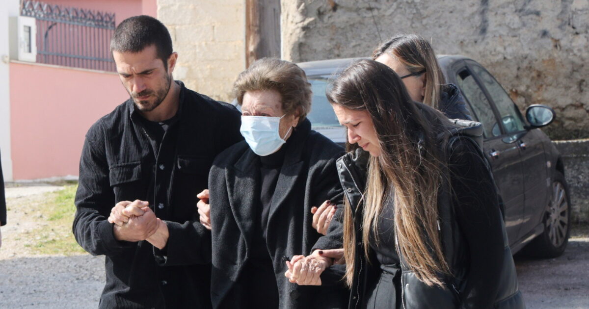 Καίτη Κωνσταντίνου: Υποβασταζόμενη η μητέρα της στην κηδεία της κόρης της