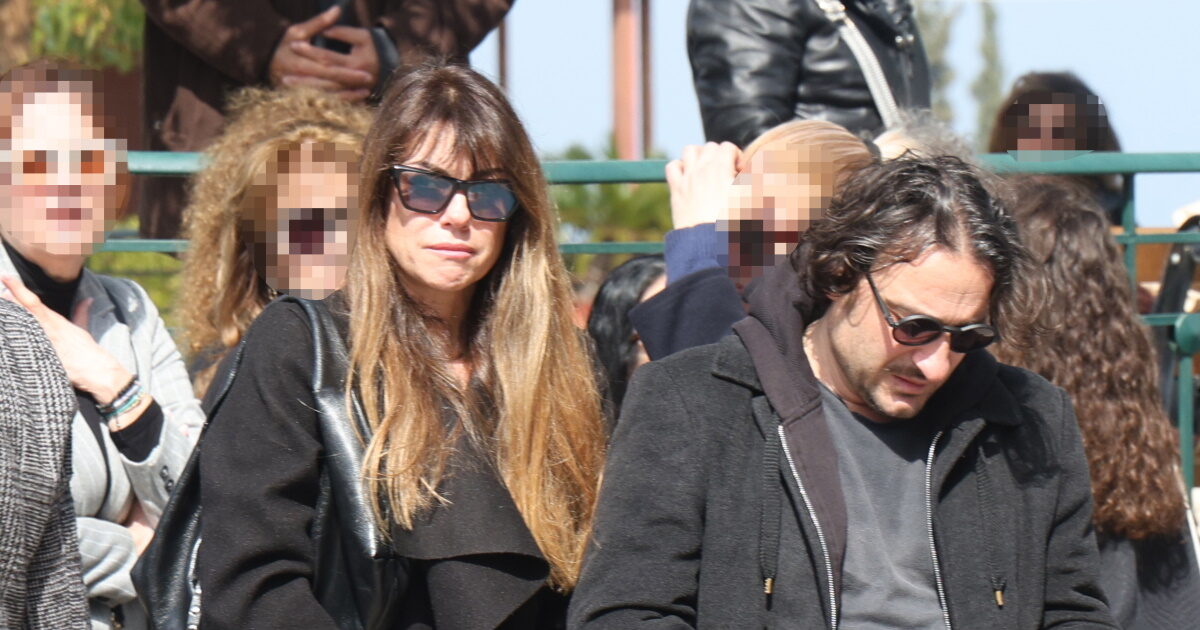 Κηδεία Καίτης Κωνσταντίνου: Με δάκρυα στα μάτια ο Βασίλης ...