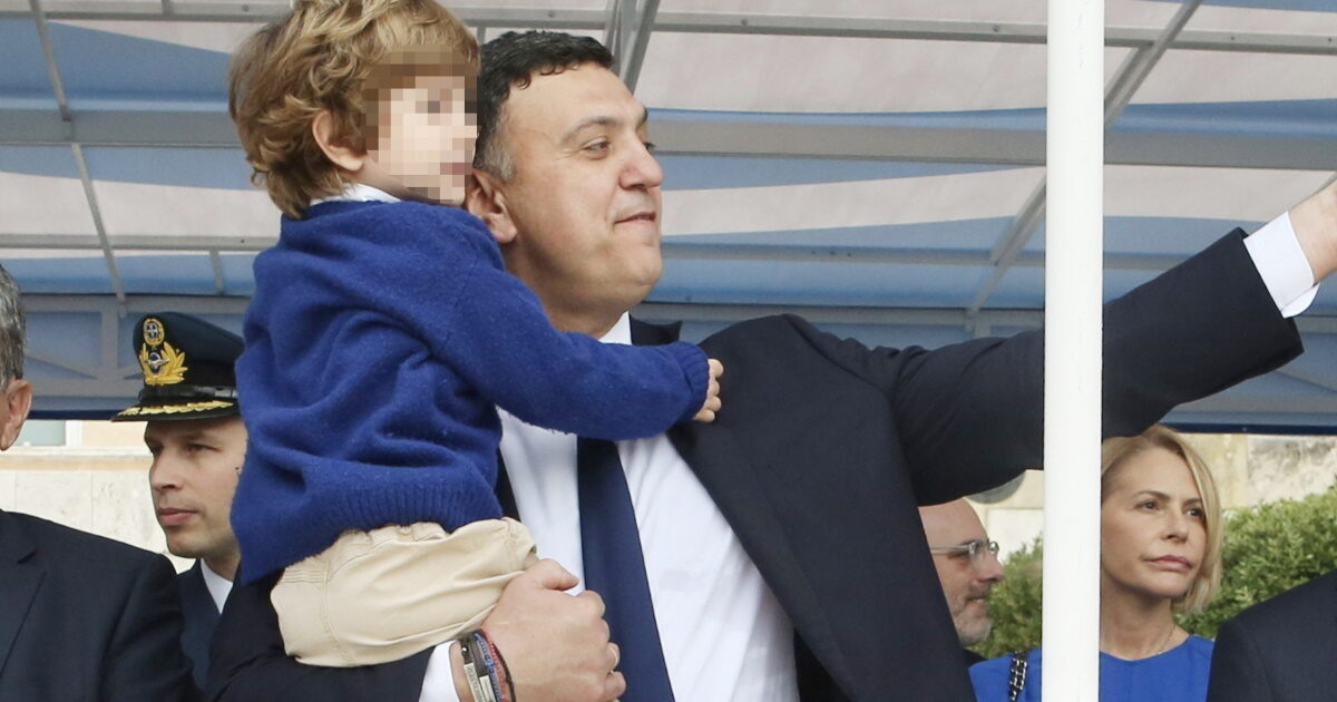 Βασίλης Κικίλιας: Το τρυφερό στιγμιότυπο με τον μπαμπά του και τον γιο ...