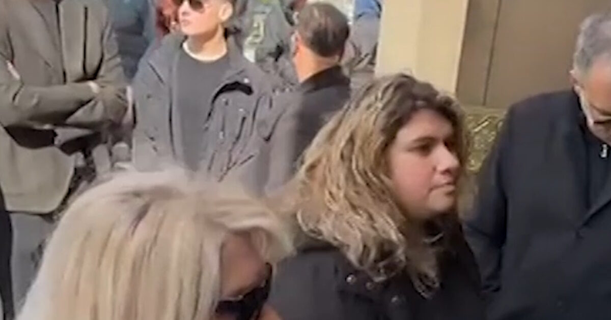 Κηδεία Αλέξη Κούγια: Η αδελφή και η μητέρα της Ρούλας Πισπιρίγκου στο ...