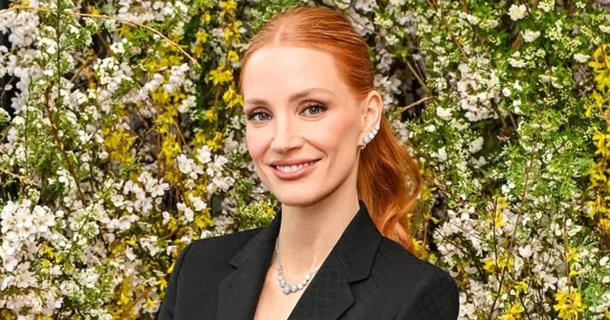 Jessica Chastain: Με κομψή χαμηλή αλογοουρά & μακιγιάζ σε γήινους τόνους