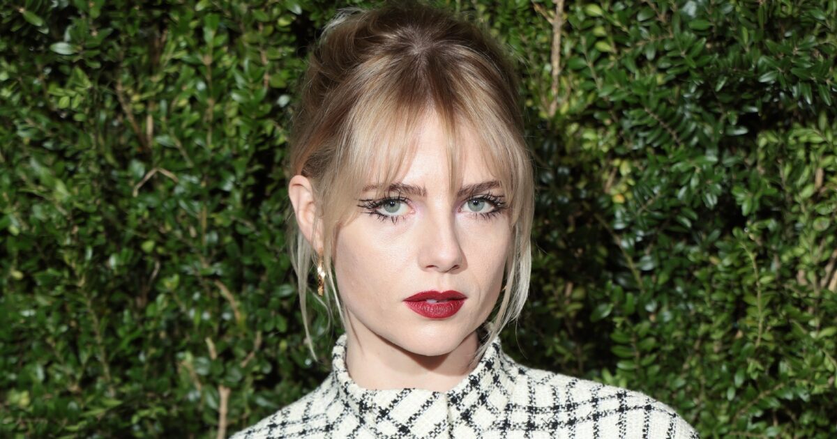 Lucy Boynton: Οι κόκκινες κορδέλες στα μαλλιά της είναι το απόλυτο ...