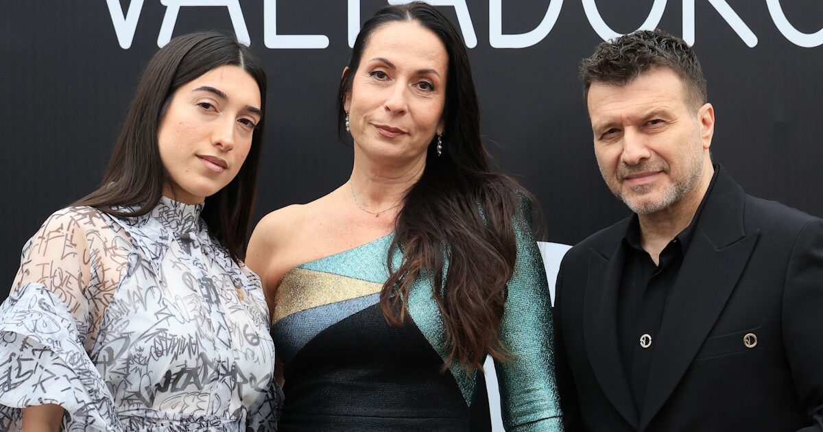 Athens Fashion Week: Ο Γιάννης Πλούταρχος με τη σύζυγό του και την κόρη ...