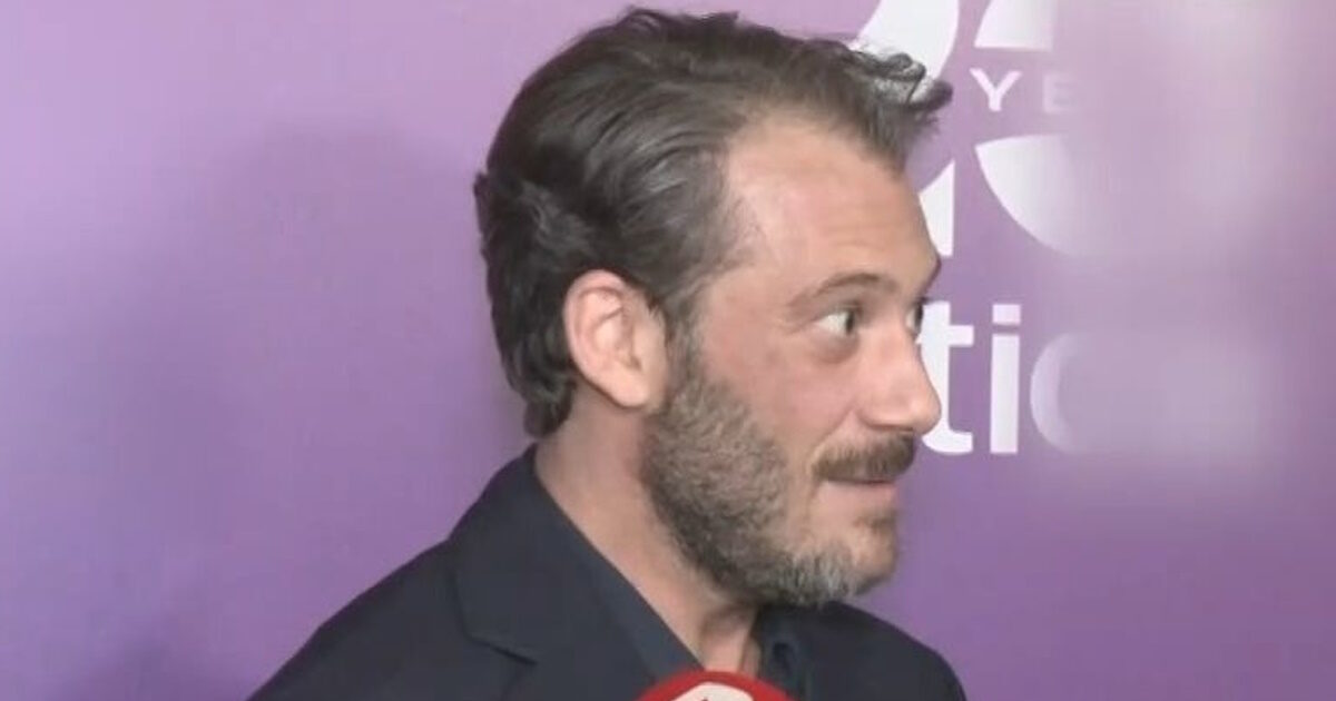 Αντίνοος Αλμπάνης σε δημοσιογράφο: «Έχετε πάει σε ΩΡΛ πρόσφατα;»