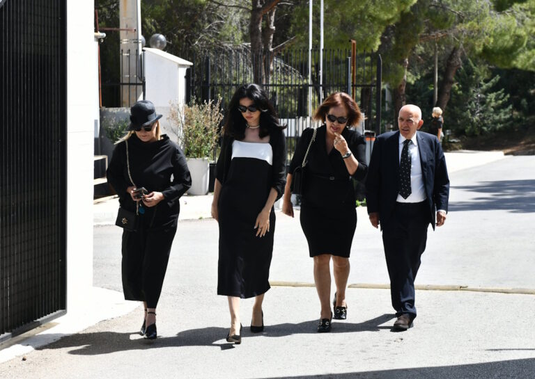 Νίκος Γαλανός: Συγκινημένη η σύντροφός του, Έλενα Σαγάνα στην κηδεία ...