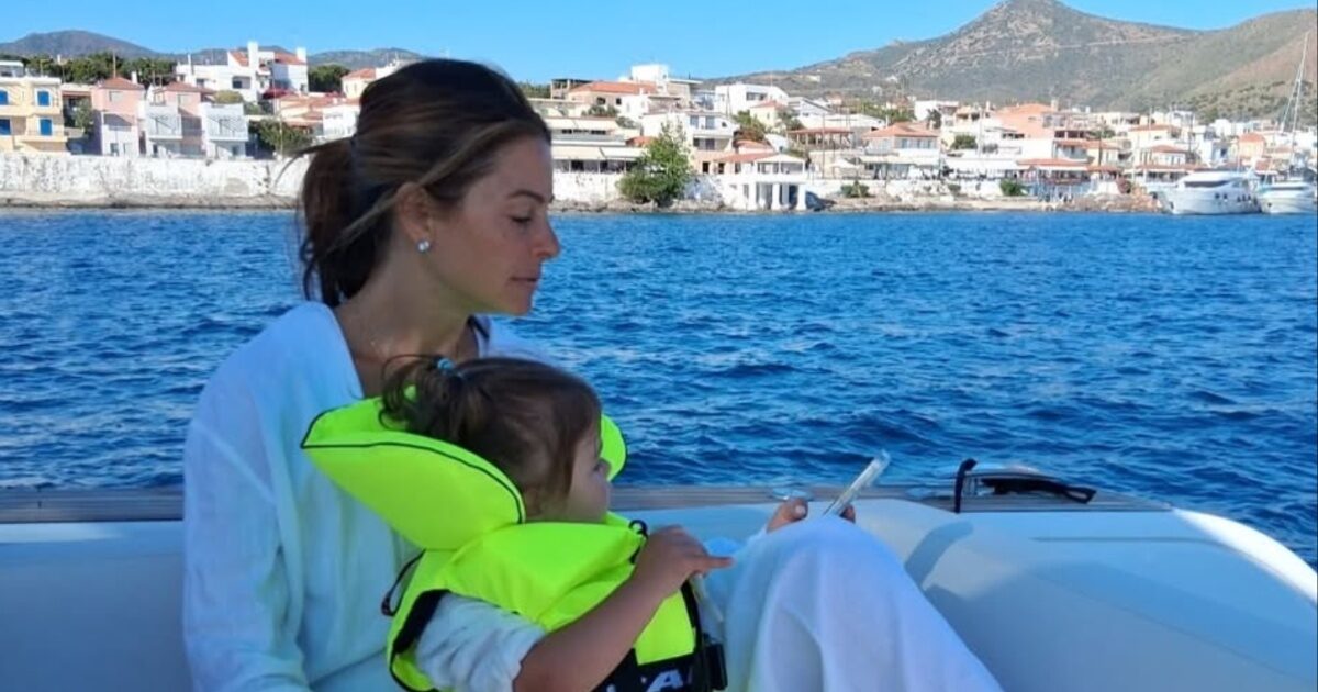 Μαρία Μενούνος: Η βόλτα με το σκάφος με την κόρη της Αθηνά και τους ...