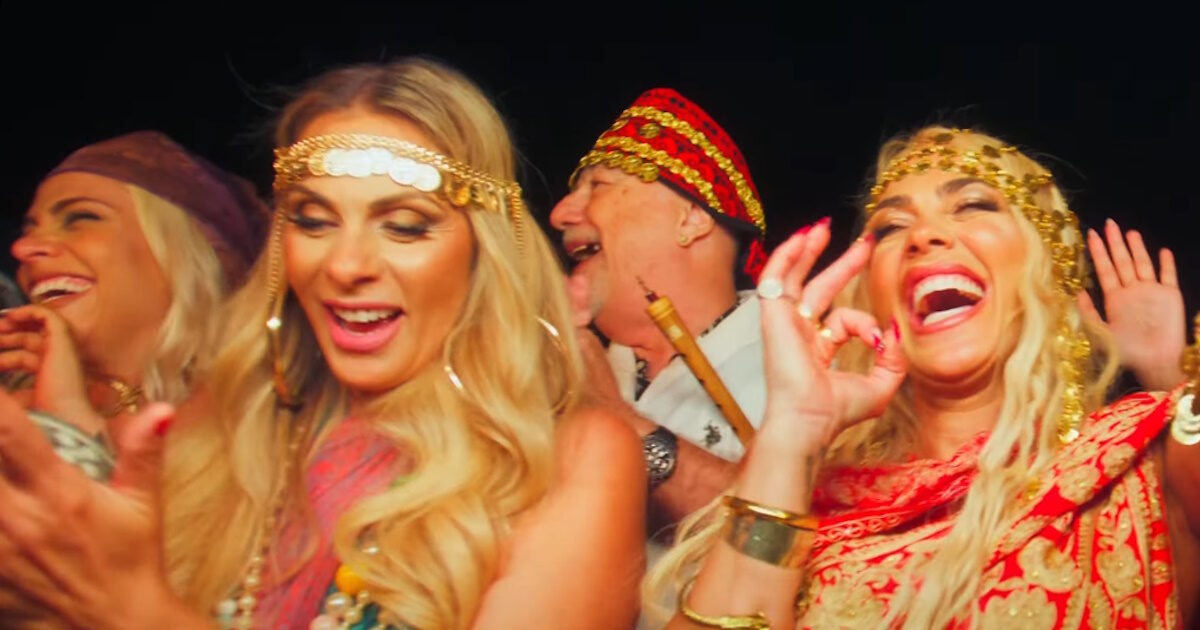 Κόνι Μεταξά - «Sinanay»: Το ανατρεπτικό videoclip με τη μητέρα της σε ...