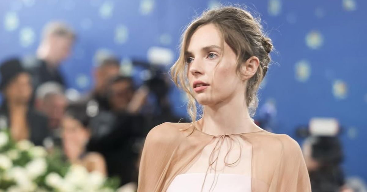 Maya Hawk: Αγκαλιάζει το natural beauty look και μας αρέσει πολύ