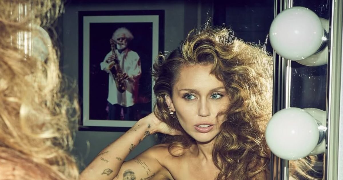 Miley Cyrus: Eπέστρεψε ξανά στα αγαπημένα της baby bangs