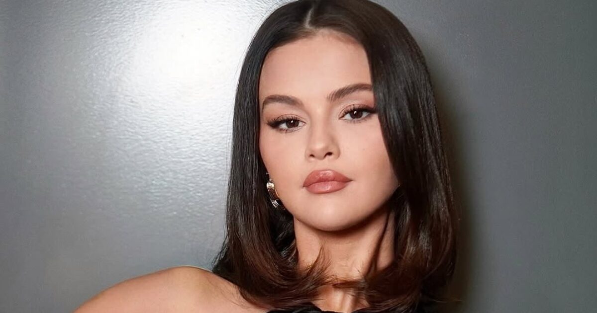Selena Gomez: Συνδυάζει το νέο της shag με το απόλυτο καλοκαιρινό ...