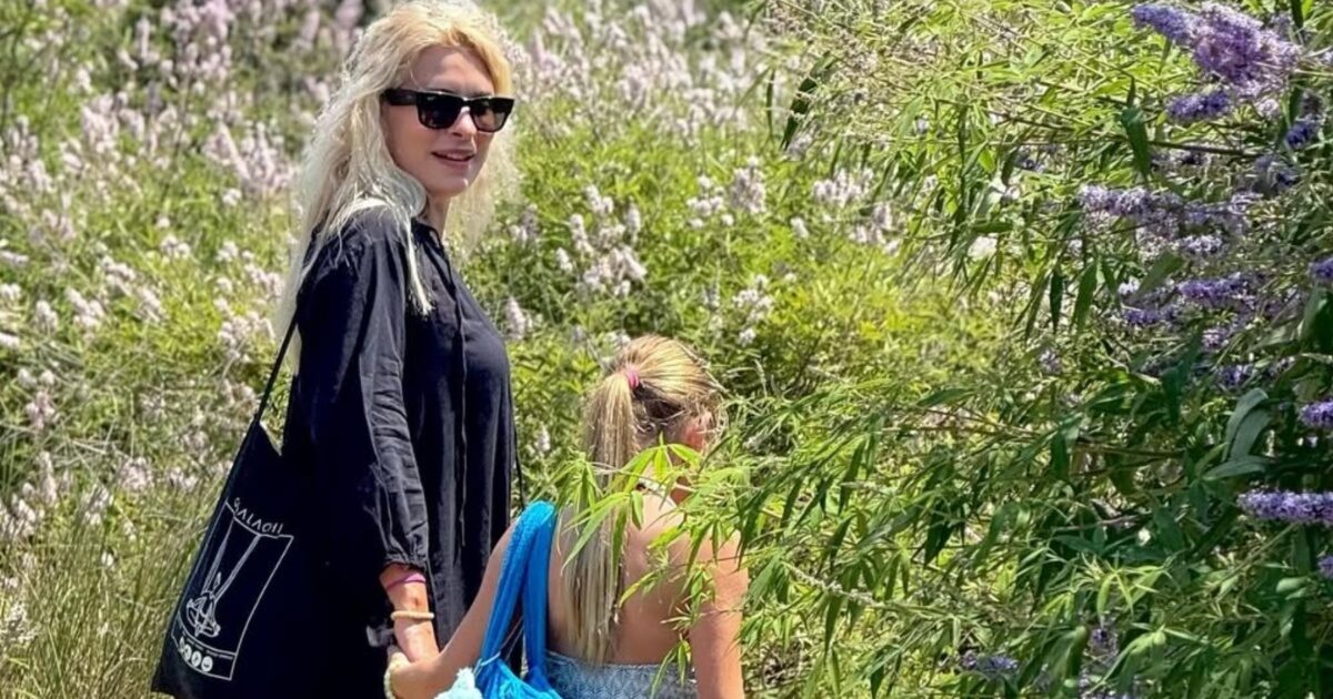 Ελένη Μενεγάκη: Οι φωτογραφίες από τις διακοπές με την 10χρονη κόρη της ...