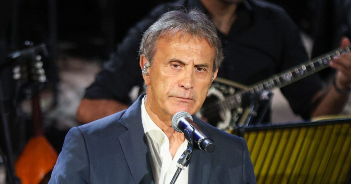 Γιώργος Νταλάρας: «Μου κάνουν παρατήρηση που μιλάω για τα σκουπίδια της ...
