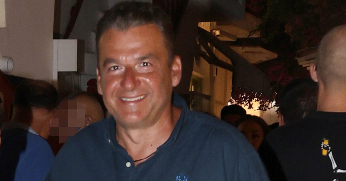 Γιώργος Λιάγκας: Απολαμβάνει τις βόλτες του στα στενά της Μυκόνου χωρίς ...