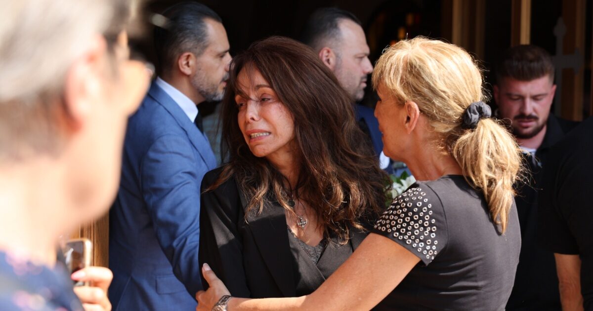 Βούλα Πατουλίδου: Απαρηγόρητη στην κηδεία του συζύγου της, Δημήτρη ...