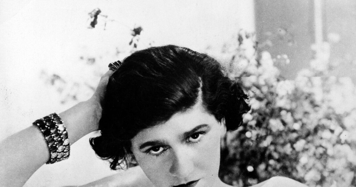 Coco Chanel: Σαν σήμερα γεννήθηκε η γυναίκα που άλλαξε για πάντα τη μόδα