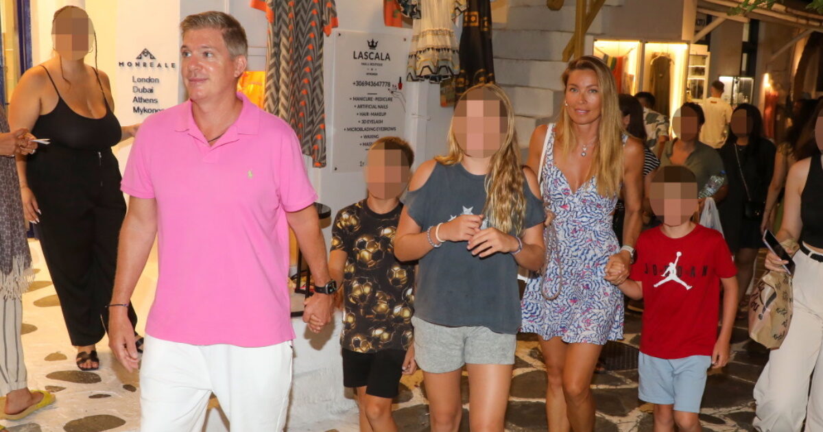 Μαριέττα Χρουσαλά - Λέων Πατίτσας: Βόλτα στα σοκάκια με τα τρία παιδιά ...