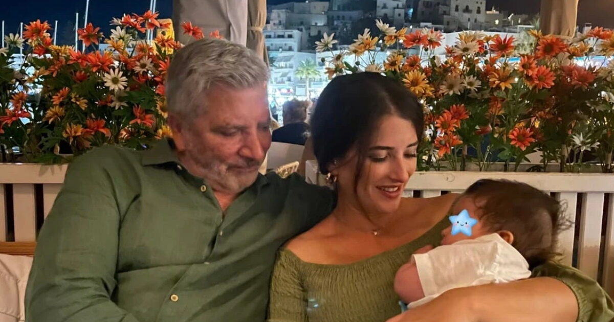 Γιώργος Πατούλης: Με την Νάνσυ Κοιλού και τον 6 μηνών γιο τους στη Νάξο ...