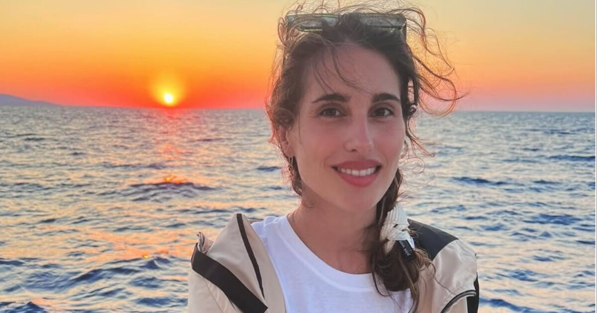 Παυλίνα Βουλγαράκη: Αγκαλιά με τον σύντροφό της, Στέφανο στην παραλία ...