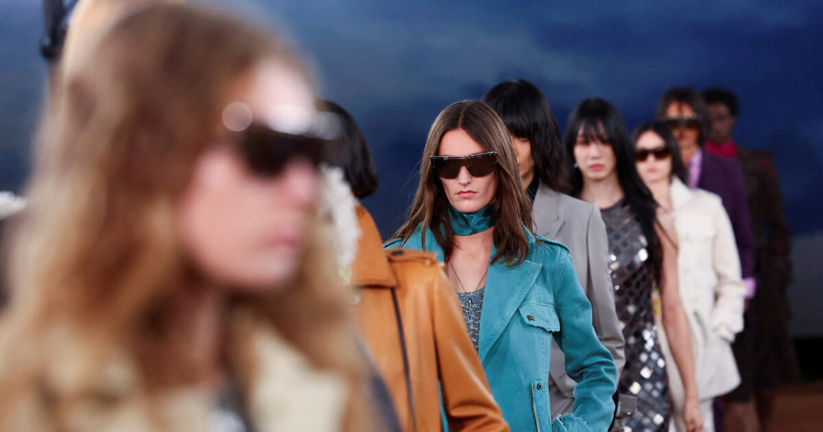 Burberry Spring 2026: Ο Daniel Lee υπογράφει ένα show που θύμιζε ...