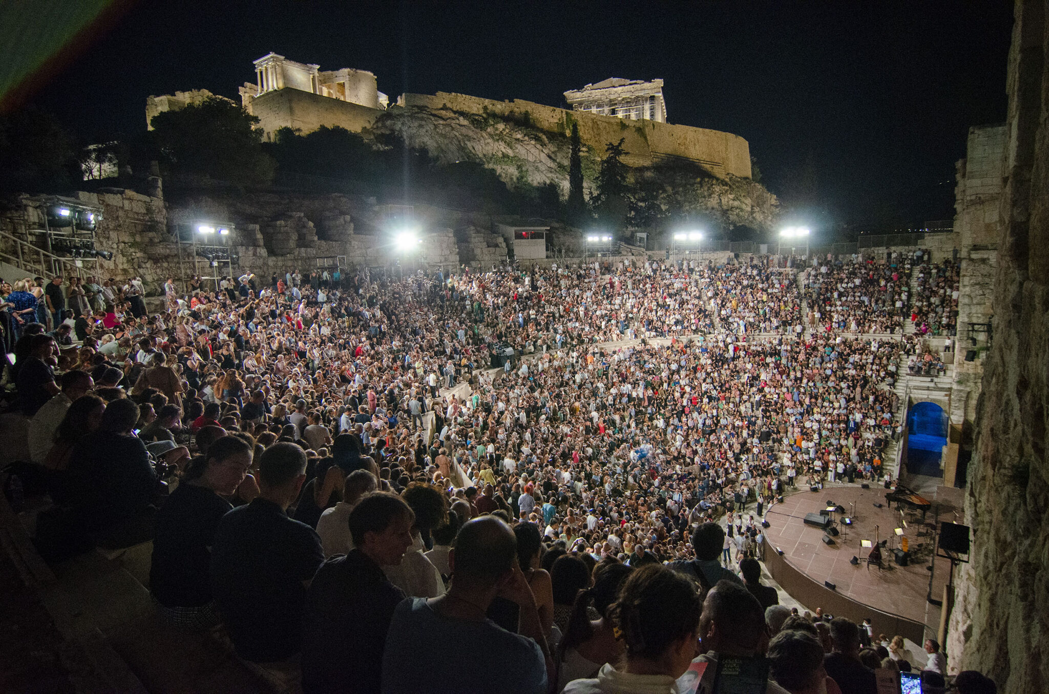 Πλήθος κόσμου στη συναυλία-αφιέρωμα στον Μάνο Χατζιδάκι στο Ηρώδειο