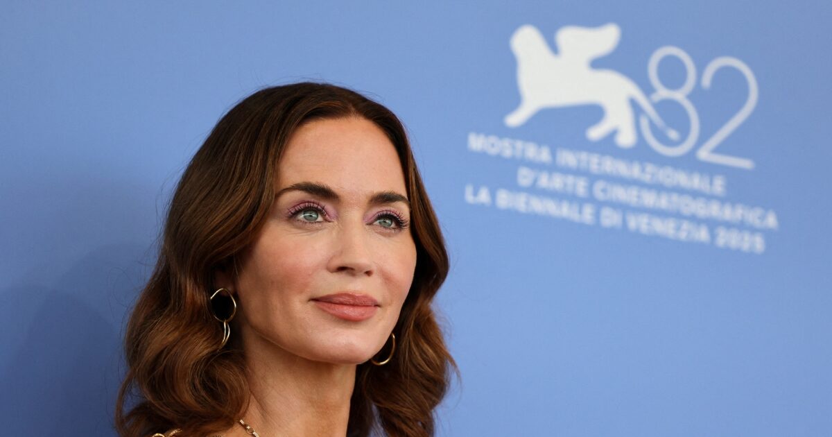 Emily Blunt: Φόρεσε το κραγιόν που πρέπει να βρίσκεται στο νεσεσέρ σου ...