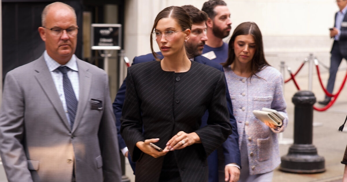 Office style: Η Hailey Bieber στο Χρηματιστήριο της Νέας Υόρκης ...