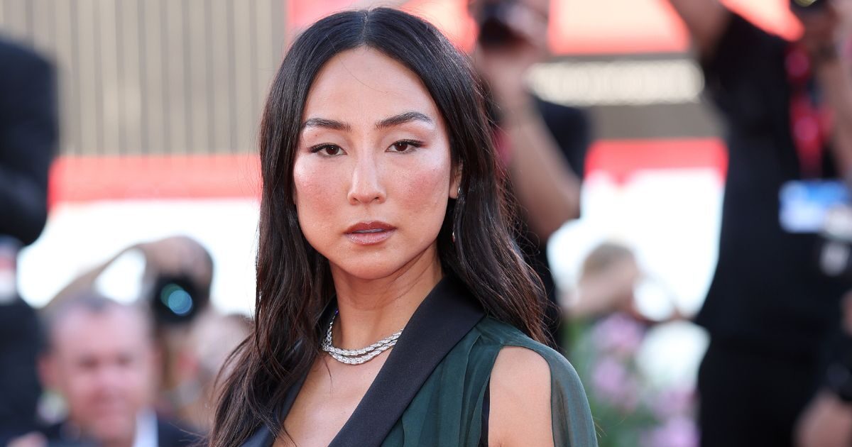 Greta Lee: Η μούσα του Jonathan Anderson έδωσε στη Βενετία μια γεύση ...