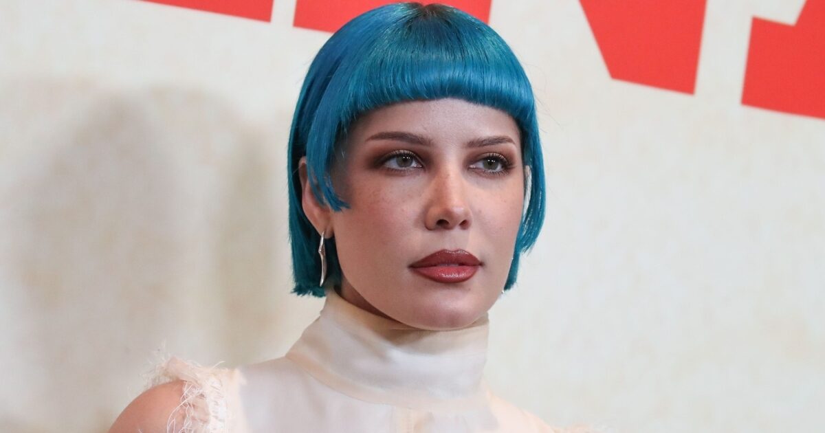 Halsey: Με baby bangs, εκκεντρικό bixie και smoky eye είναι η πιο ...