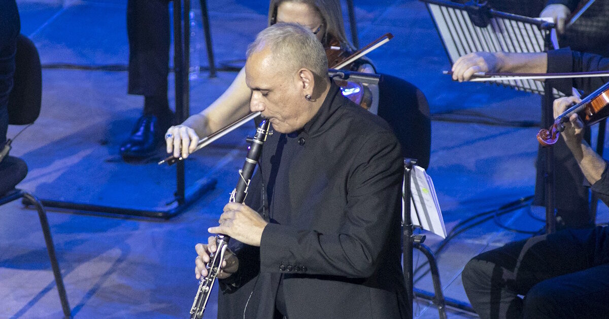 Ο Θανάσης Βασιλόπουλος σε μία μοναδική βραδιά «με φίλους κάτω από την ...