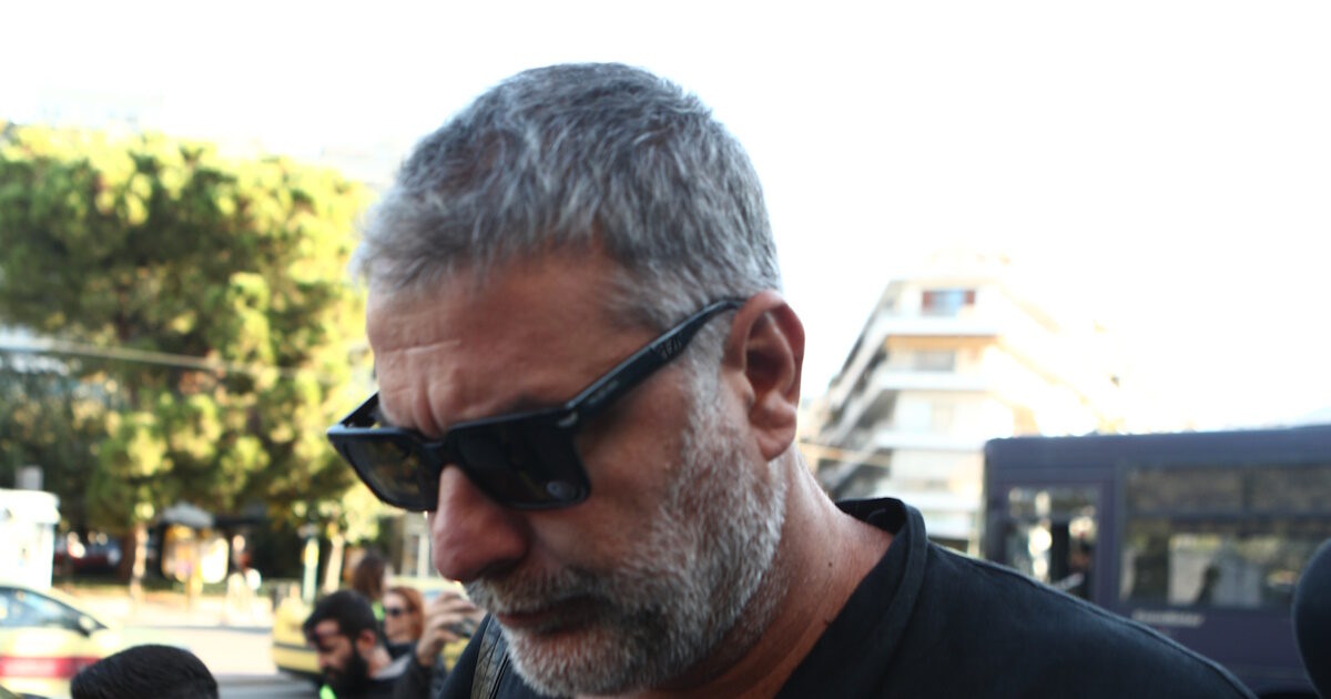 Bασίλης Μπισμπίκης: Η συνομιλία με τους καταγγέλλοντες έξω από τα ...