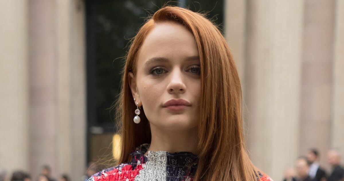 Joey King: Συνδυάζει τα φυσικά curly μαλλιά της με sparkle μακιγιάζ