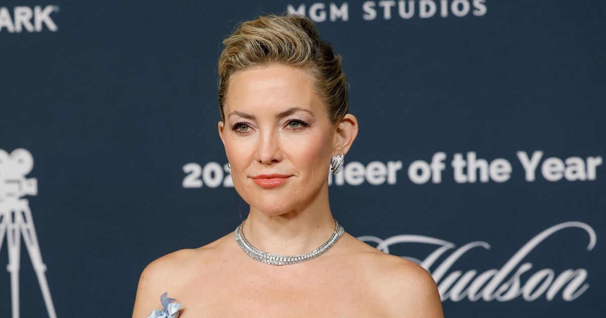 Kate Hudson: Mε ρομαντικό glam μακιγιάζ και chic updo στη βράβευσή της ...