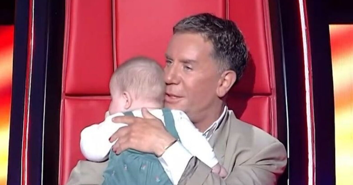 The Voice: Η τρυφερή στιγμή που ο Γιώργος Μαζωνάκης πήρε στην αγκαλιά ...