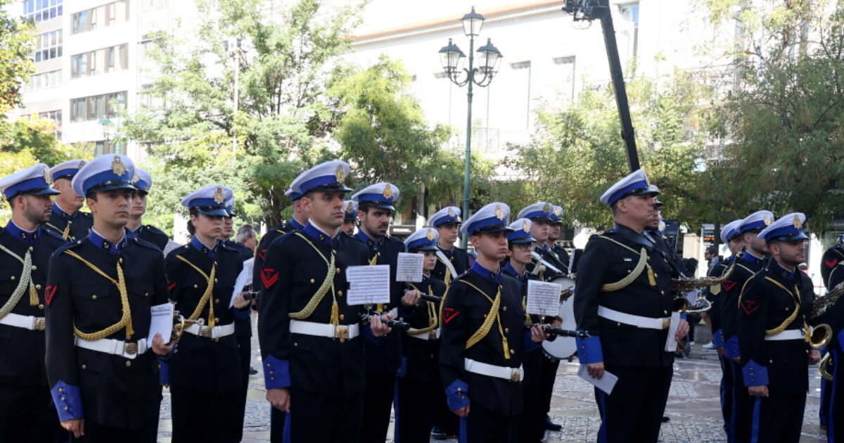 Κηδεία Διονύση Σαββόπουλου: Το πένθιμο εμβατήριο από τη μπάντα του ...