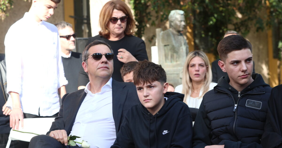 Αλέξης Τσίπρας: Με τους δύο γιους του και τη Μπέττυ Μπαζιάνα στην ...