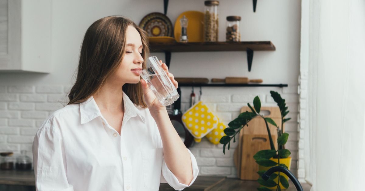 Έξυπνα tips για να πίνεις περισσότερο νερό όταν πέφτει η θερμοκρασία